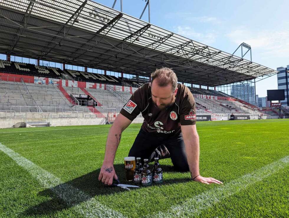 Aufstiegsrasen Astra: ASTRA feiert FC St. Pauli Erfolg mit Bier
